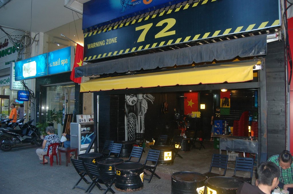 Khám phá Warning Zone - 72 Ly Tu Trong, Hồ Chí Minh | Mytour.vn