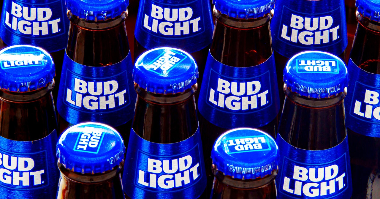 Cuộc Tẩy Chay Bud Light và Tương Lai Buồn Bã của Biểu Tình Trực Tuyến ...