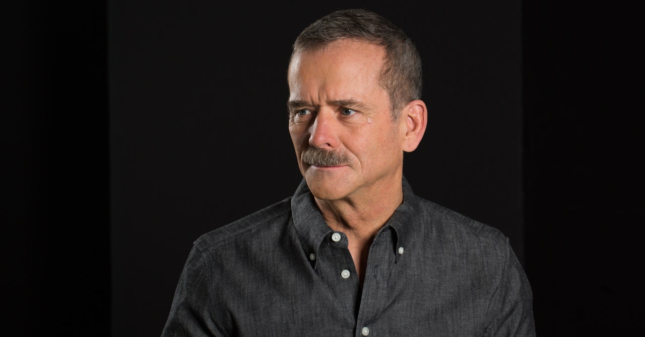 Chris Hadfield: Cuộc Sống của Phi Hành Gia Không Chỉ Là Một Cuộc Đi Bộ ...