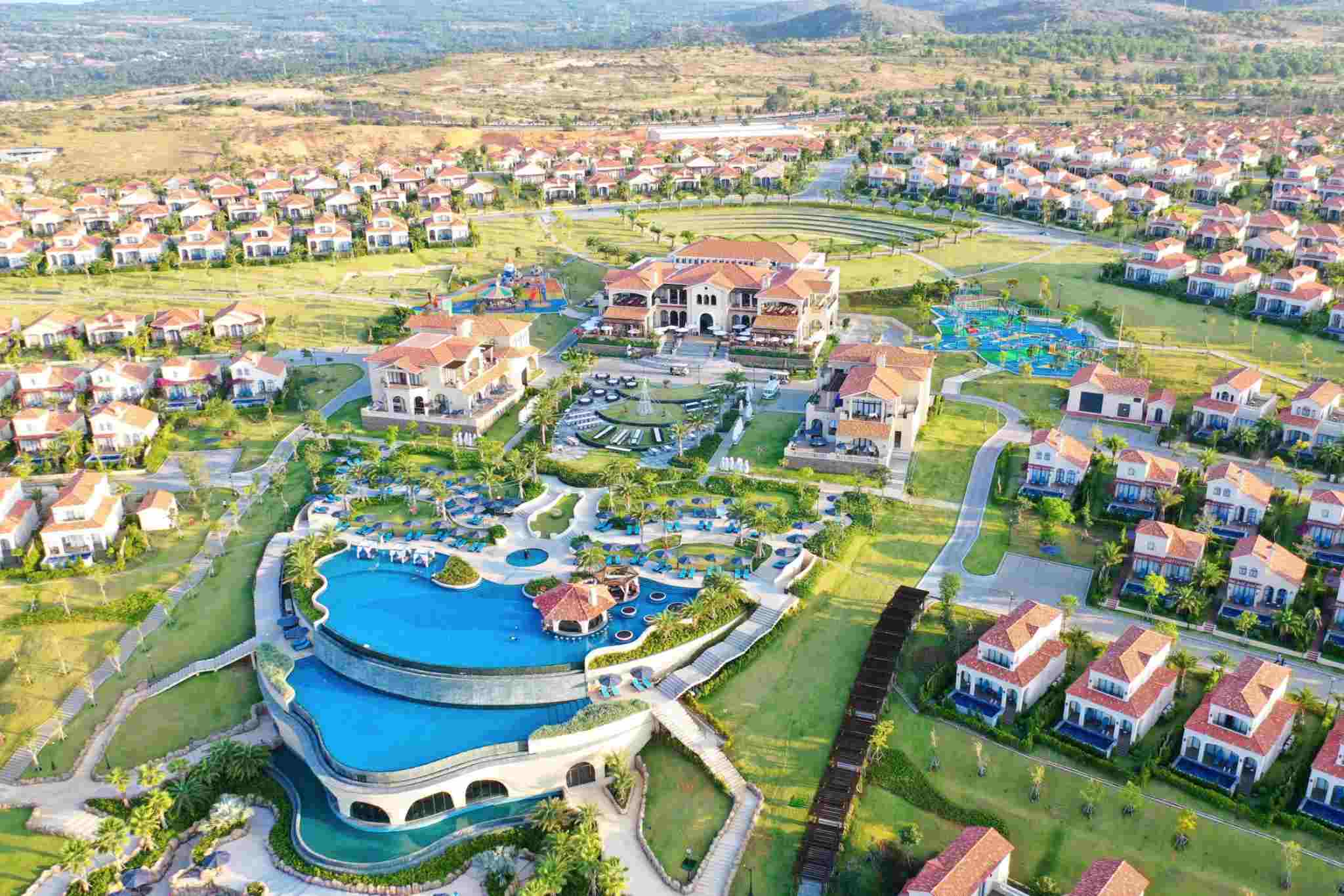 Khám phá hồ bơi vô cực 3 tầng độc đáo tại Centara Mirage Resort Mũi Né ...