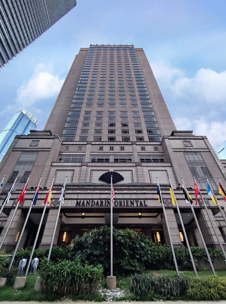 Thưởng thức vẻ đẹp của tháp đôi Petronas từ bể bơi vô cực của Mandarin Oriental Kuala Lumpur ...