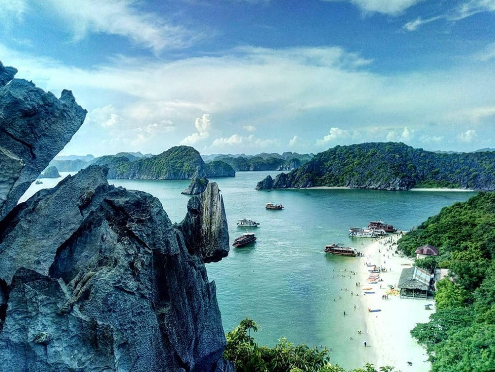 Cuối tuần không biết chọn đi đâu, hãy mời đám bạn thân đến đảo Cát Bà