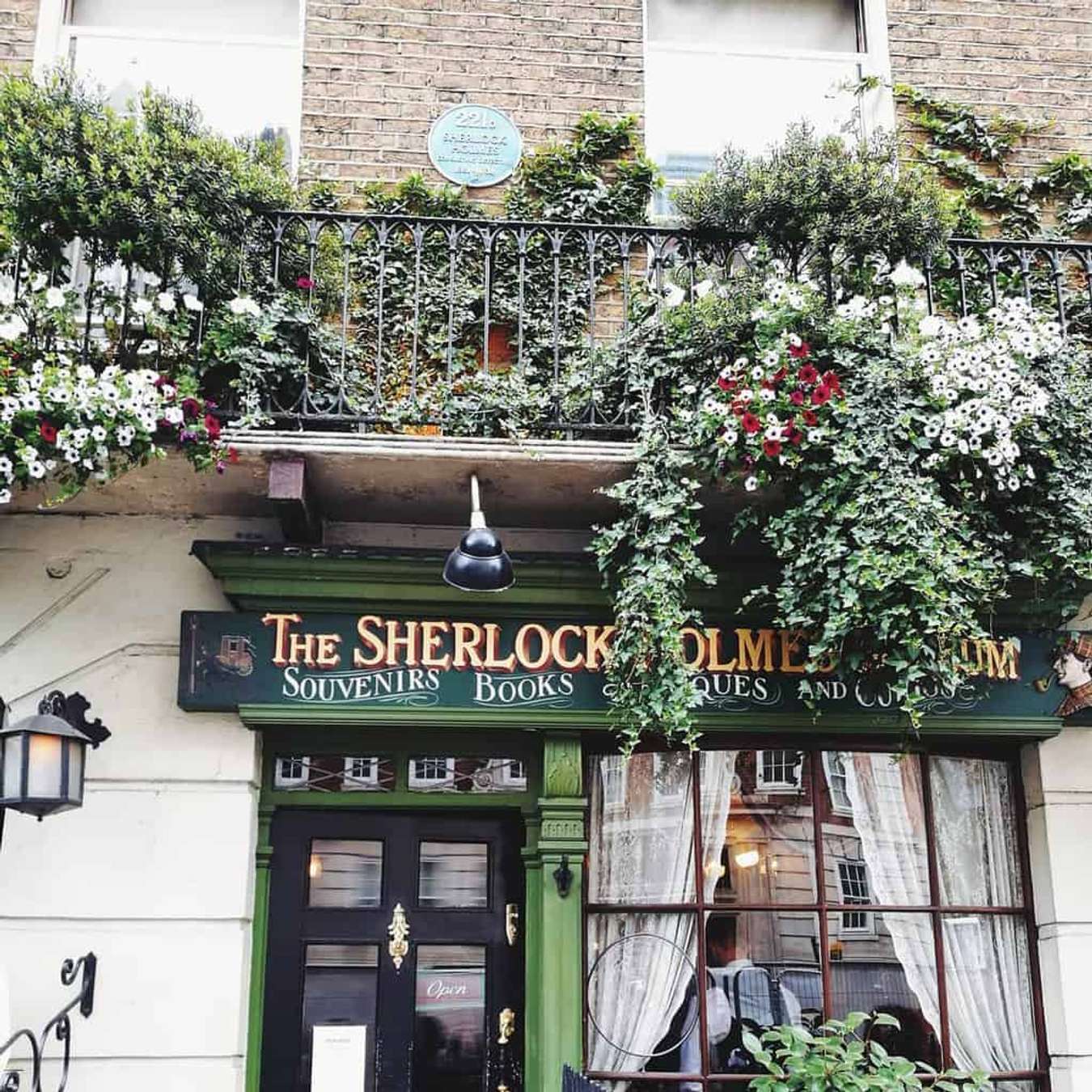 Khám phá tổ ấm của thám tử Sherlock Holmes tại địa chỉ 221B Baker Street, London
