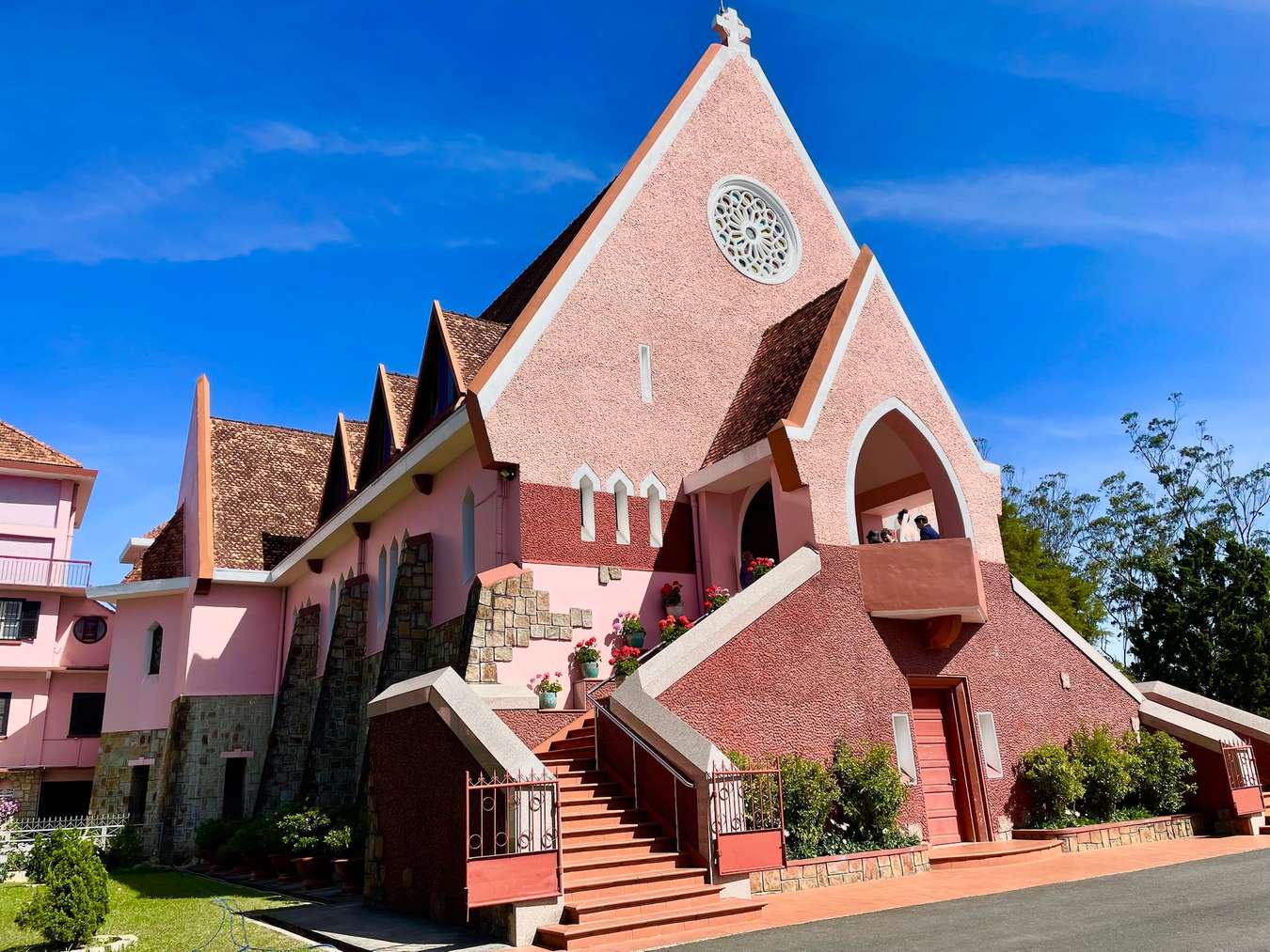 Nhà thờ Domain de Marie - Điểm độc đáo màu hồng giữa trái tim Đà Lạt