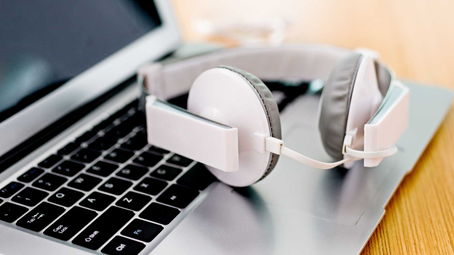 Khám phá ngay cách xử lý khi laptop cắm tai nghe vẫn phát loa ngoài