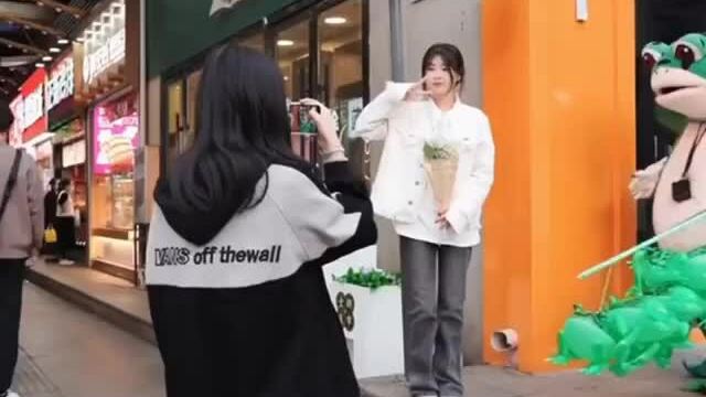 Ếch luống cuống tỏ ra lạc quan khi chụp ảnh cùng người đẹp - ALONGWALKER