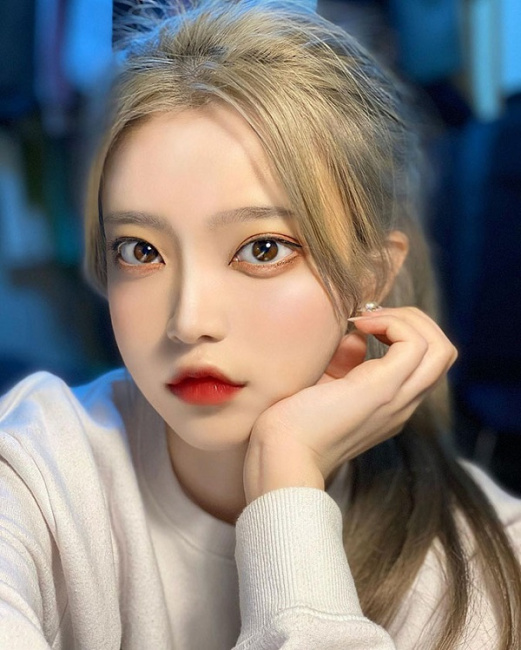 Bí quyết nhuộm màu tóc rêu trầm ánh khói đẹp mắt - ALONGWALKER