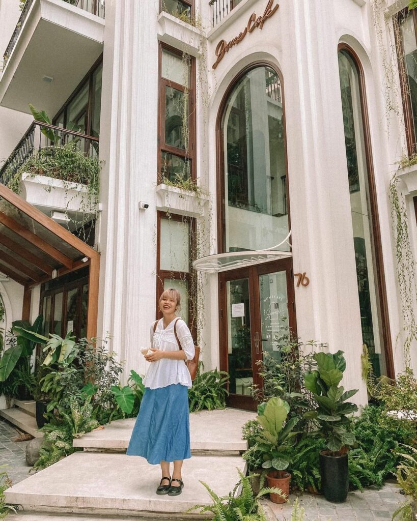 Dạo chơi cùng bè bạn tại những quán cafe trên đường Phạm Văn Đồng, nơi ...