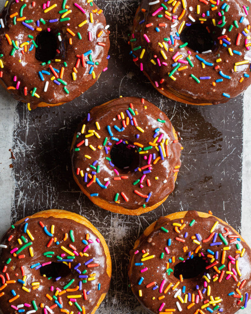 3 cách làm bánh donut socola chiên & bằng lò nướng siêu đơn giản - Mytour