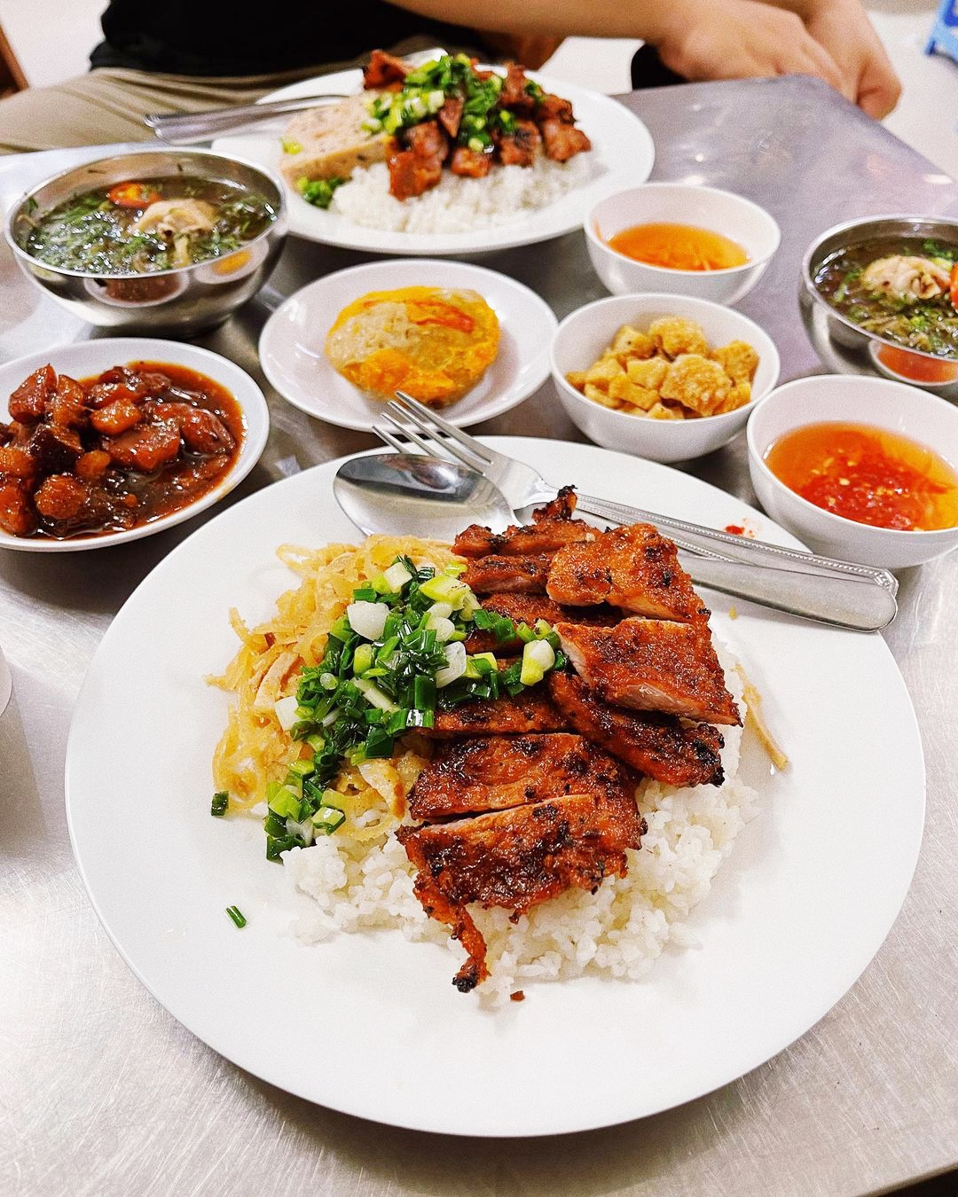 Khám phá Cơm Tấm Bà Mười - Điểm hẹn đêm Sài Gòn sống động - Mytour