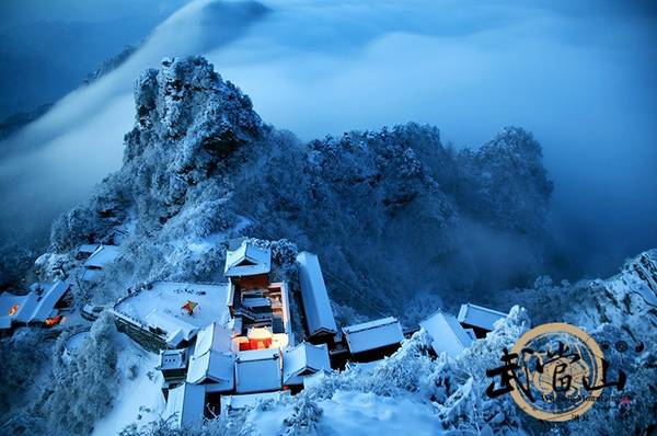Traveling to China to admire early snowfall, covering the Vo Dang mountains