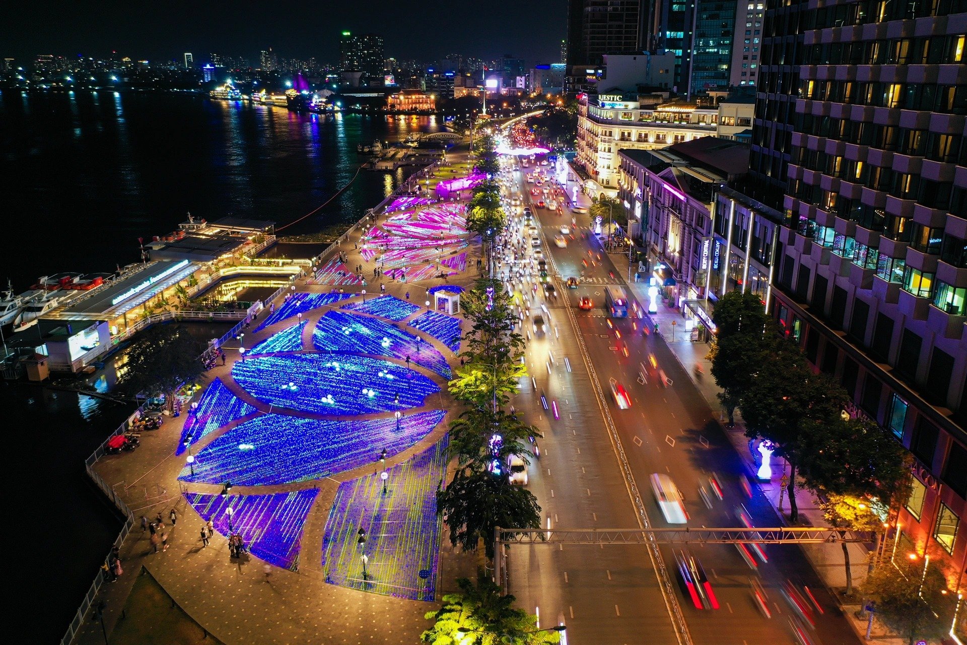 Bến Bạch Đằng adorned with 500,000 sparkling LED lights - Mytour