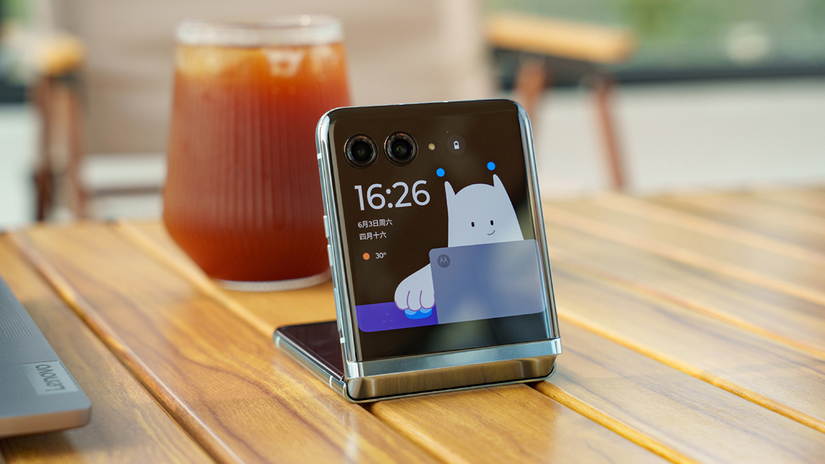 Explore the Motorola Razr 40 Ultra: A Foldable Smartphone with Unique ...