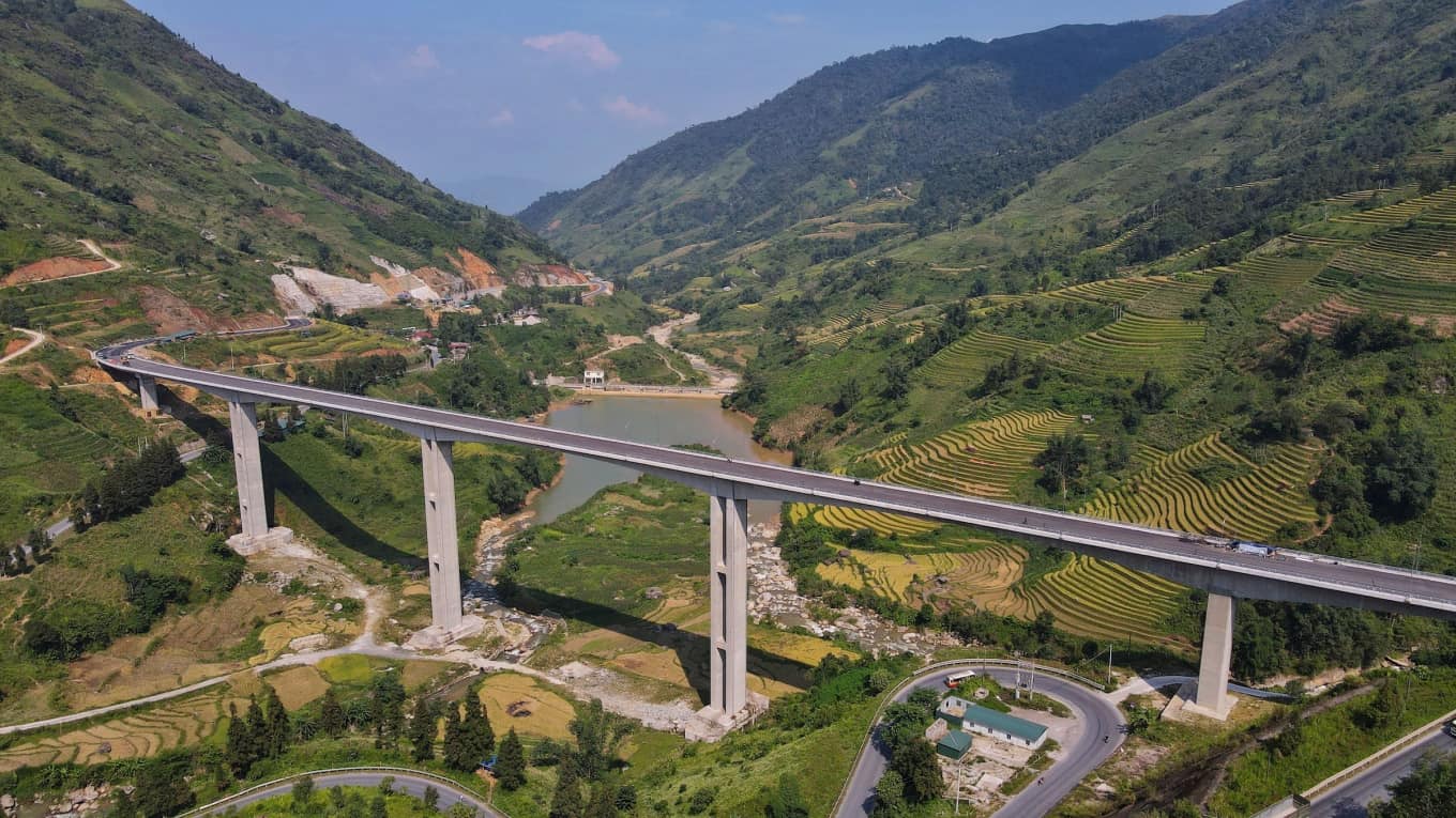 Experience the breathtaking Móng Sến Bridge - Mytour