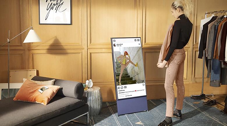 Immersive 4K TV with automatic screen rotation feature