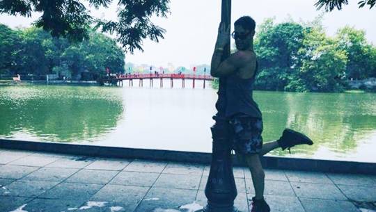 Adam Williams, the VNTM judge, stirs up Hoàn Kiếm Lake