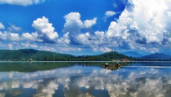 Tranquil Beauty: Lắk Lake Amidst the Tây Nguyên Mountains - Mytour