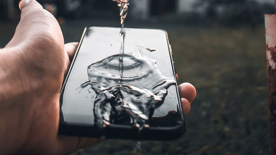 8 Common Signs of Water Damage on iPhone