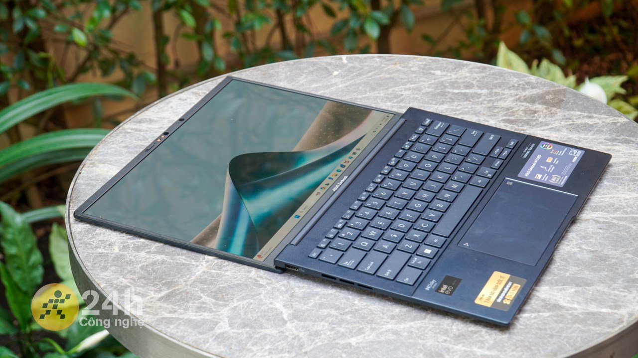 Hands-On with ASUS Zenbook 14 OLED UX3405 in Vietnam: AI Takes Center Stage