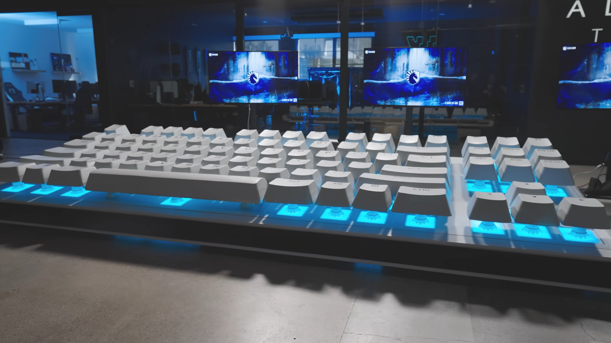 Unveiling the world's largest keyboard and mouse set, 5 gamers ...