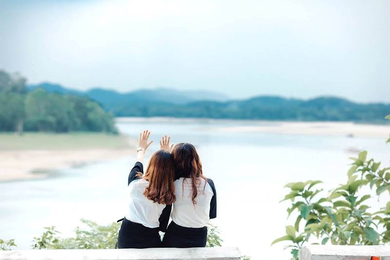Compilation of beautiful images celebrating friendship