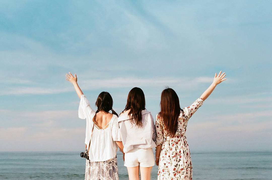 Compilation of beautiful images celebrating friendship