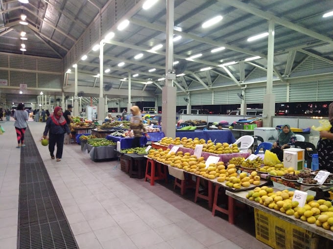 Explore the fascinating culinary world at Gadong Night Market, Brunei ...