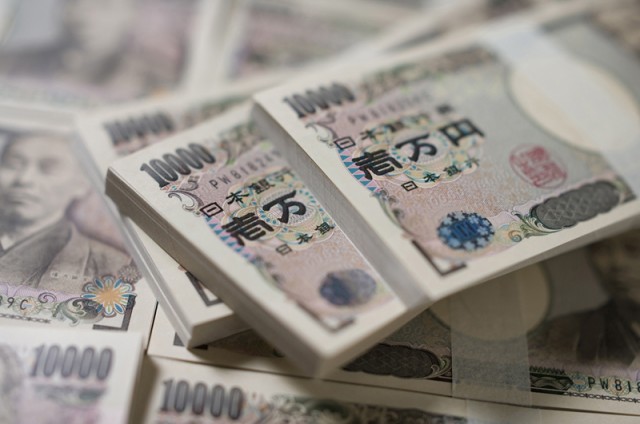 What is the currency exchange rate in Japan? Where to exchange currency?