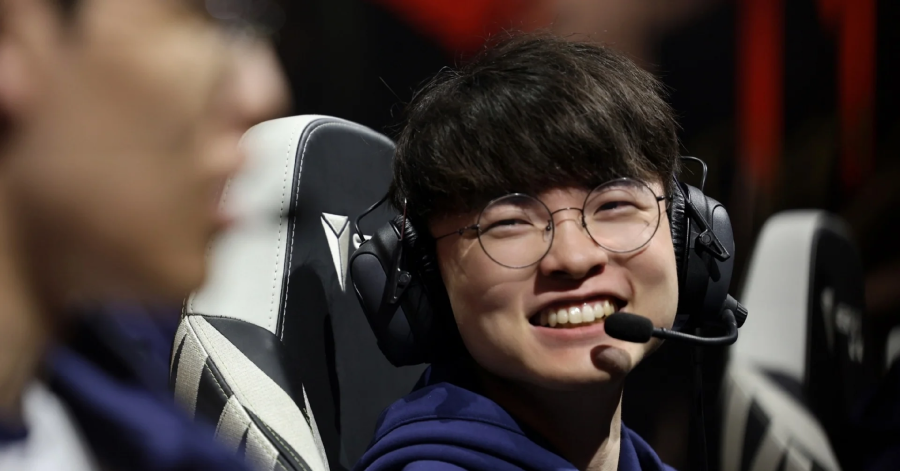 Trong lúc tham gia giao lưu với các streamer nổi tiếng của LPL, Faker vẫn rời khỏi với một lí do ...