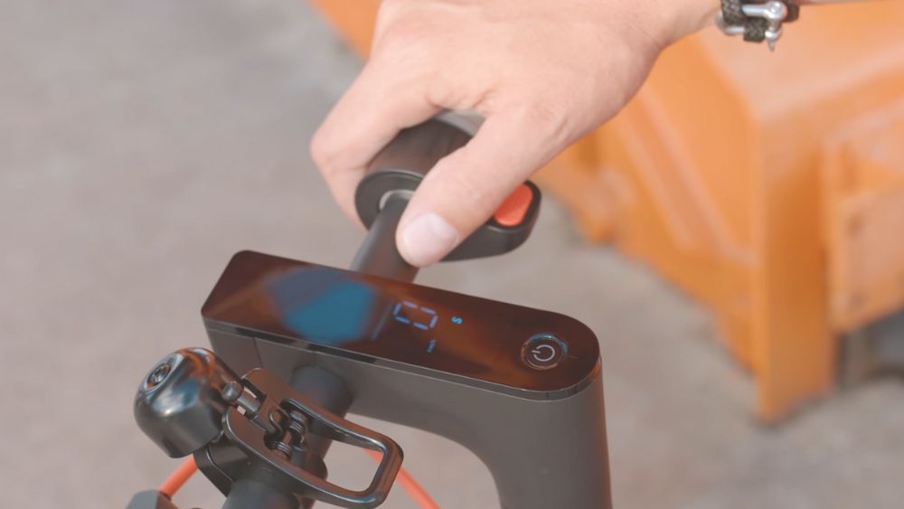 Guide to Using Electric Scooters: Assembly, Folding, Opening, Riding