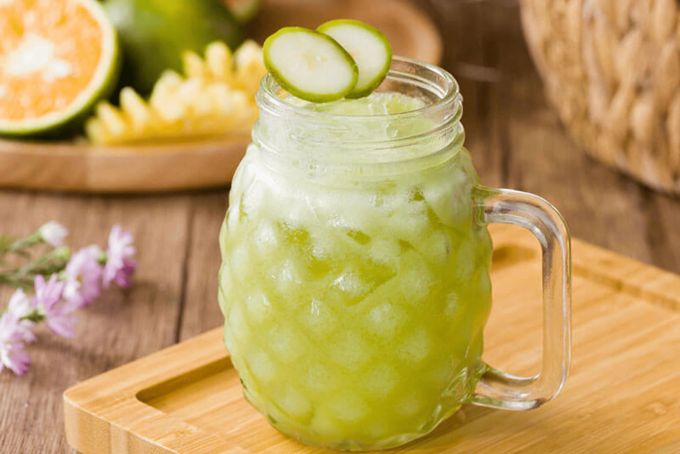 Is it beneficial to drink coconut juice daily? Does it cause heat or acne?