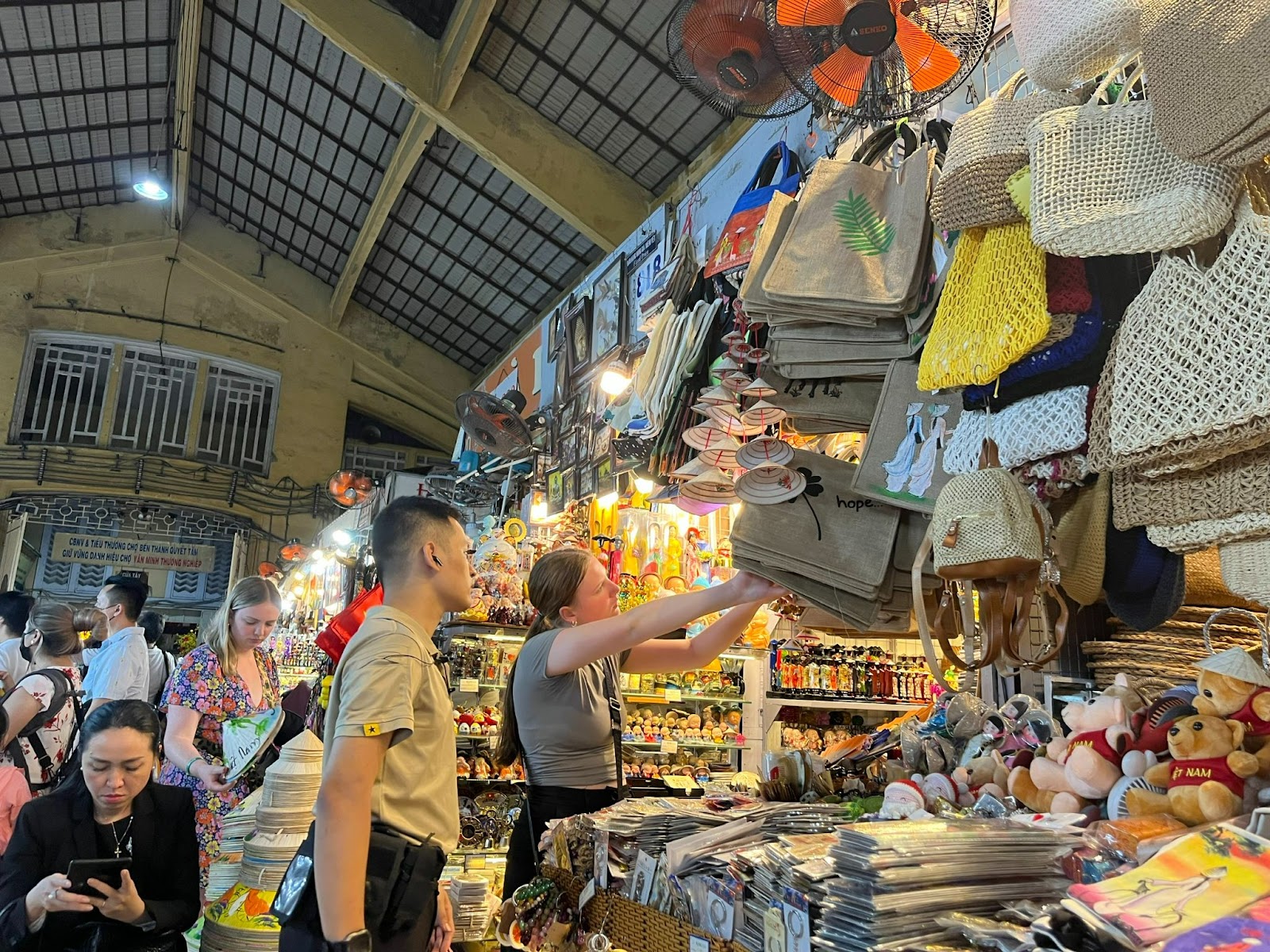 30 Meaningful Souvenir Gifts for Family, Teachers, and Friends | Mytour