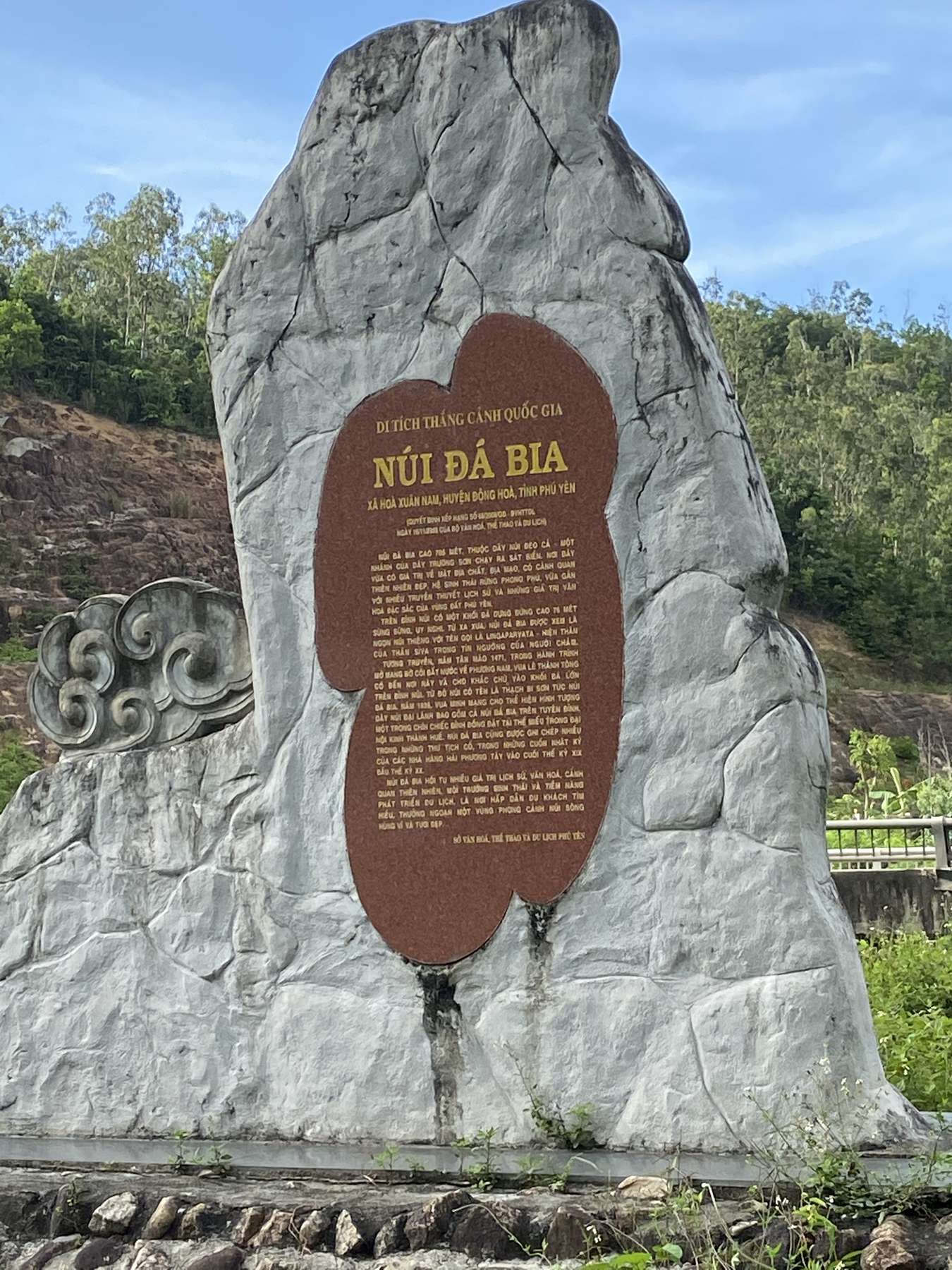 Conquering Stone Flag Mountain Phu Yen - The mountain that stands alone