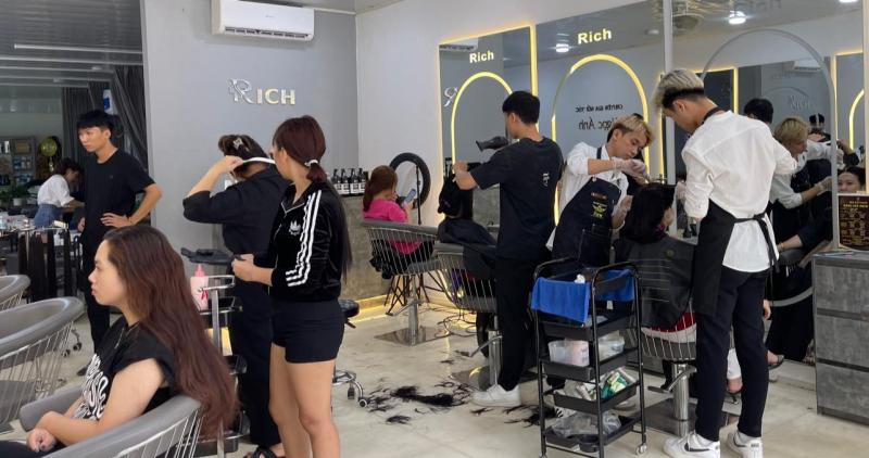 Discover the top 5 most stunning hair salons in Mau A Town