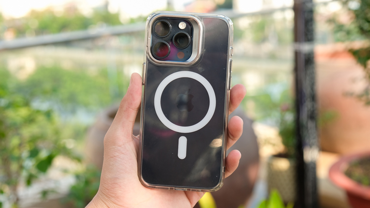 Hands-on with ESR Classic Hybrid Stash Stand case for 15 Pro Max ...