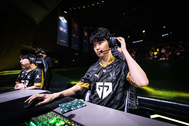 Faker's surprising reaction to T1's achievement