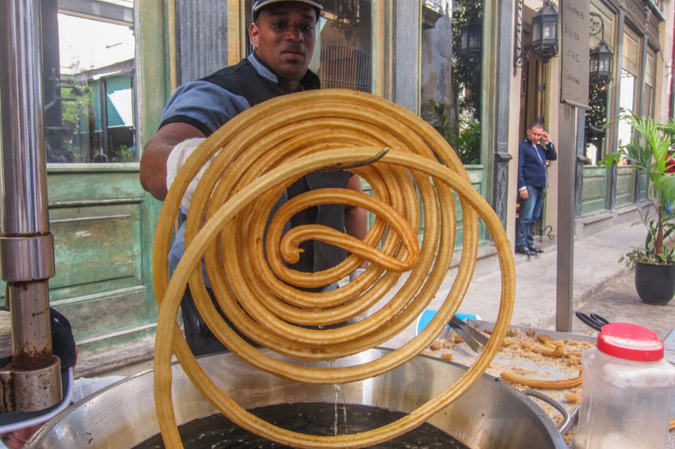 A wheel-like, coiled pastry rolls through the streets of Cuba - Mytour