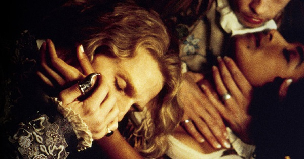 5 bộ phim ma cà rồng nóng bỏng nhất: Charmed, mỹ nhân khỏa thân và nụ ...