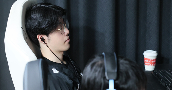 Sau trận thất bại trước RNG, TheShy không ngừng tập luyện suốt đêm và chỉ nghỉ ngơi 5 tiếng.