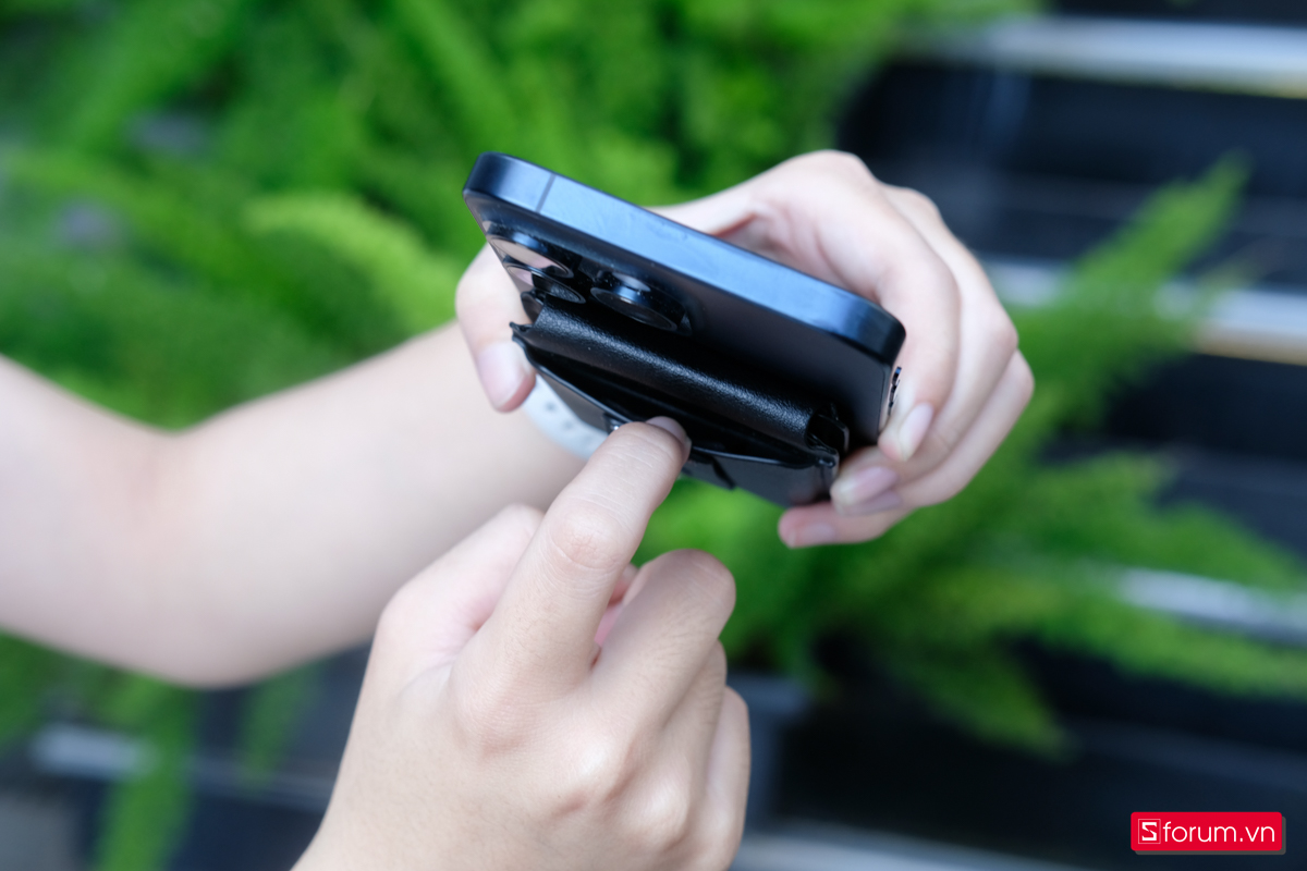 Hands-on with the ESR HaloLock Geo Wallet Stand: The first MagSafe ...