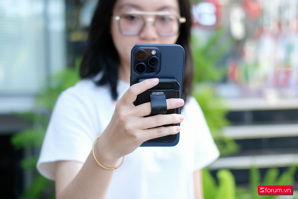 Hands-on with the ESR HaloLock Geo Wallet Stand: The first MagSafe ...