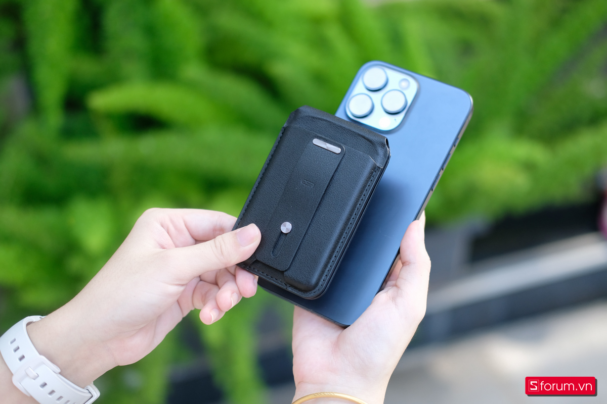 Hands-on with the ESR HaloLock Geo Wallet Stand: The first MagSafe ...