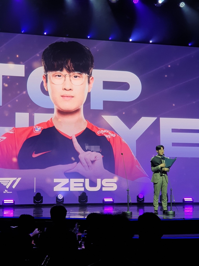 Zeus shares the unforgettable moment of triumph at Worlds 2022, defeating two LPL champions