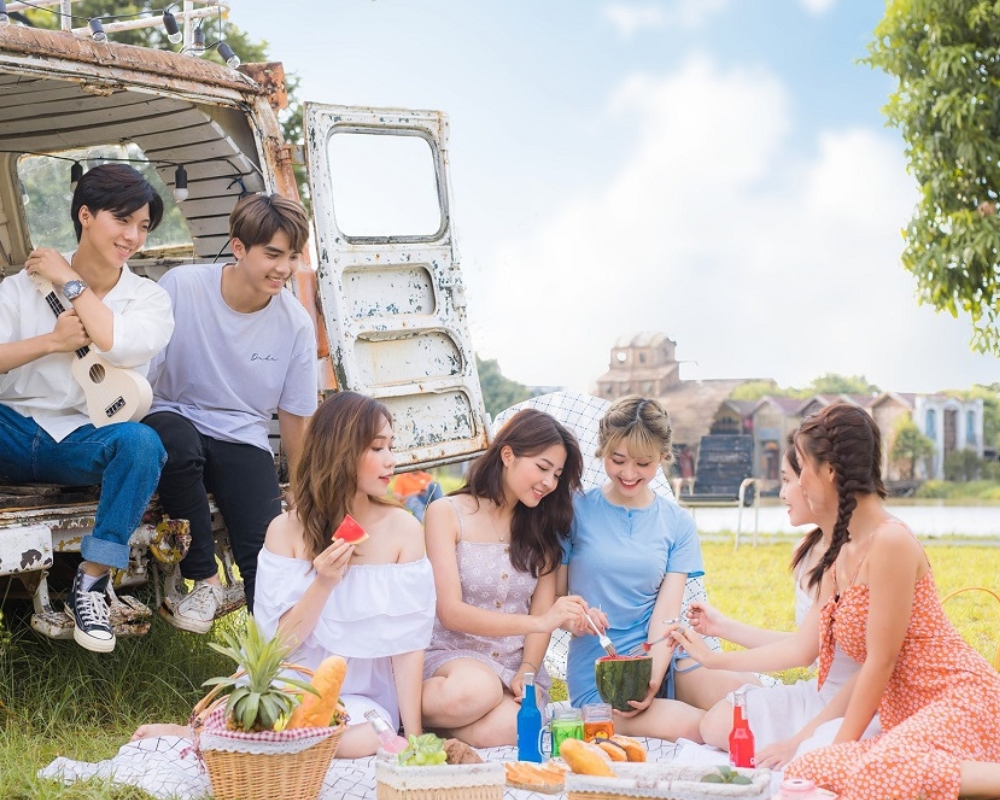 50+ Unique Group Photo Poses to Spice Up Your Travel Memories | Mytour