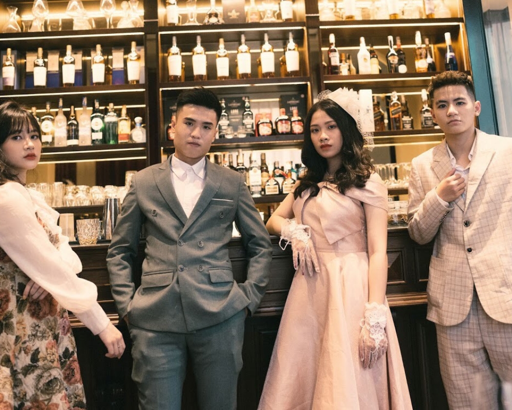 50+ Unique Group Photo Poses to Spice Up Your Travel Memories | Mytour