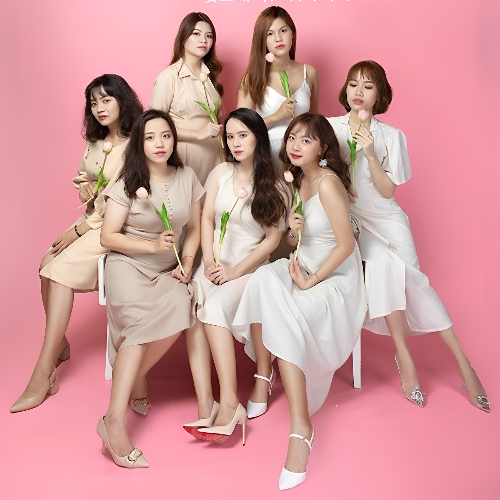 50+ Unique Group Photo Poses to Spice Up Your Travel Memories | Mytour