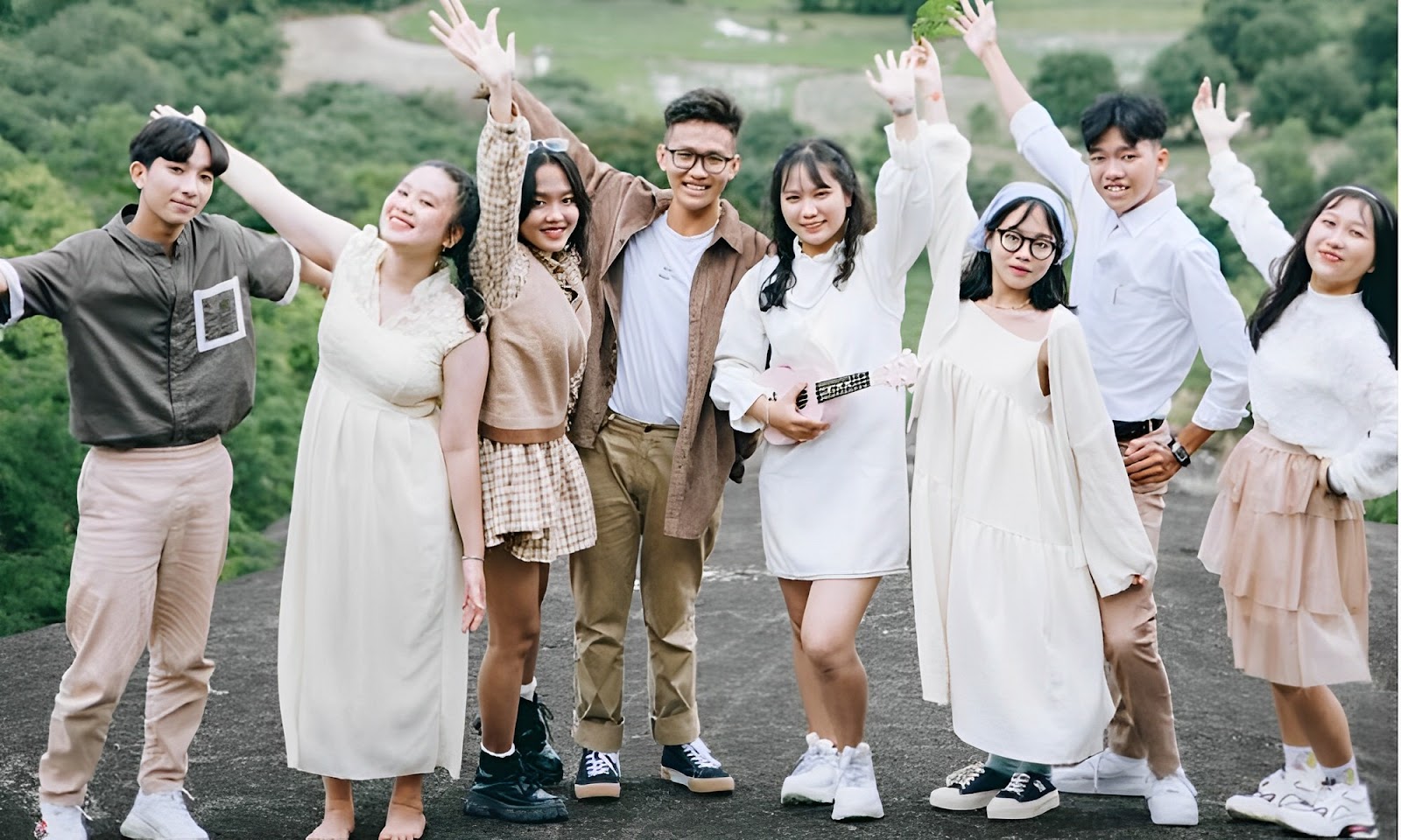 50+ Unique Group Photo Poses to Spice Up Your Travel Memories | Mytour