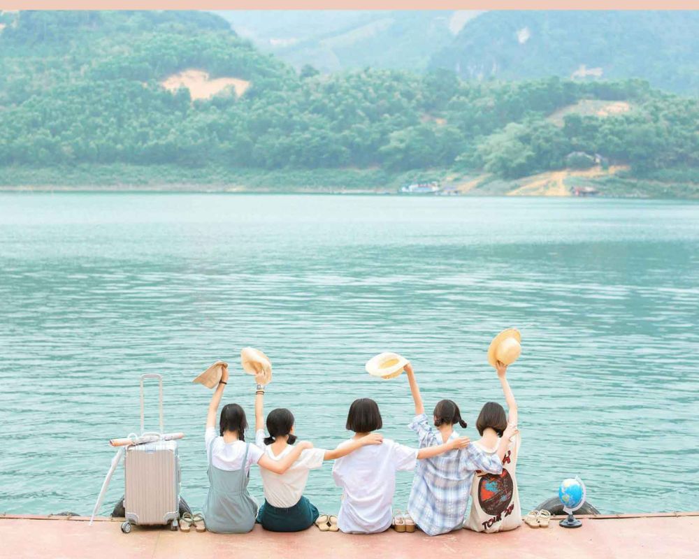 50+ Unique Group Photo Poses to Spice Up Your Travel Memories | Mytour