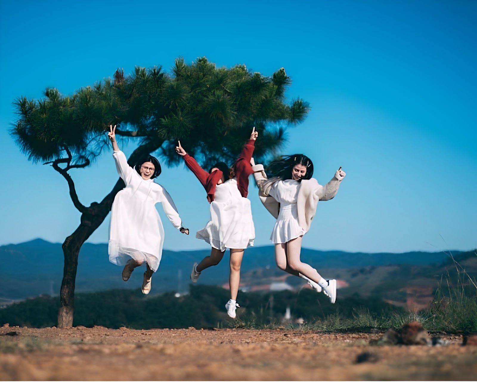 50+ Unique Group Photo Poses to Spice Up Your Travel Memories | Mytour