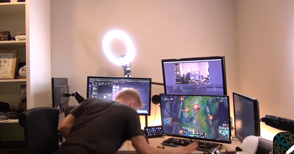 Streamer nam 'tự phá hủy' bàn phím mạnh mẽ bằng tay không, hậu quả là ...